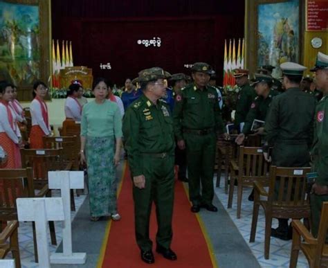 မင်းအောင်လှိုင် မုံရွာမြို့ အနောက်မြောက်တိုင်းစစ်ဌာနချုပ်သို့ ရောက်ရ