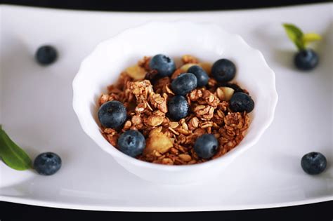 우유와 과일을 곁들인 건강한 아침 시리얼 초콜릿과 요구르트와 귀리와 옥수수 플레이크 건강하고 채식주의 음식의 개념 0명에 대한 스톡 사진 및 기타 이미지 Istock