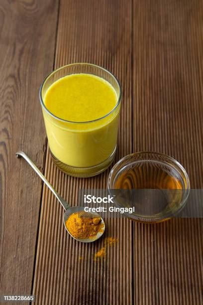 심 황 황금 우유 심 황과 꿀로 만든 건강 음료 많은 질병에 대 한 구제 소박한 나무 배경입니다 가루로 빻은에 대한 스톡 사진 및 기타 이미지 Istock