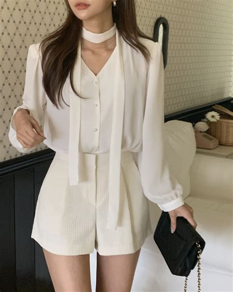 하이블리 당일발송끈로라 어깨셔링 타이 브이넥 프릴 어깨패드 블라우스