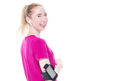 미소 행복 쾌활한 스포츠 의류를 입고 흰색 배경 앞에서 운동하는 2029 세의 성인 아름다운 백인 여성 젊은 여성의 1 인 정면 허리까지 복사 공간이있는 Mp3 플레이어