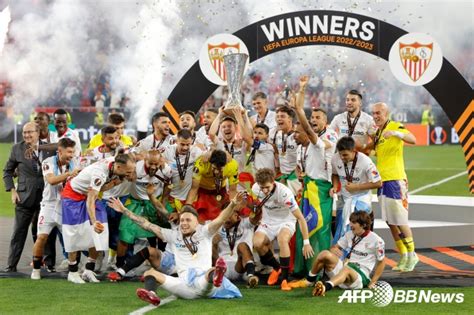 무리뉴 Uefa 결승전 승률 100 신화도 깨졌다 유로파의 제왕 세비야 통산 7번째 우승 Uel 리뷰
