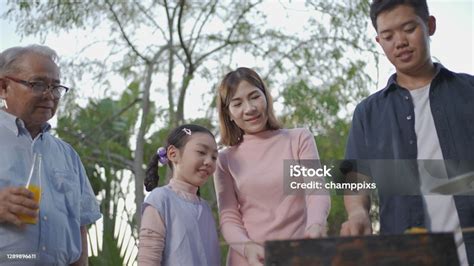 바베큐 푸드 파티 여름 굽는 고기를 닫습니다 바베큐 디너 파티에서 행복한 아시아 가족 함께 식사를 즐기는 가족 정원에서 뒷마당 집에서 음식을 먹는 야외 파티를 하는 사람들