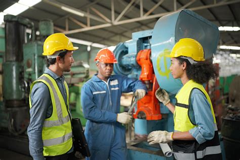 철강 공장에서 유니폼을 입은 세 명의 다양한 다문화 중공업 엔지니어와 근로자 공장 산업 건물에 대한 스톡 사진 및 기타 이미지 공장 산업 건물 남성 여성 Istock