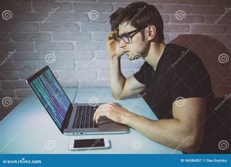 Il Lavoro Del Programmatore Del Giovane Sul Computer Portatile Nella