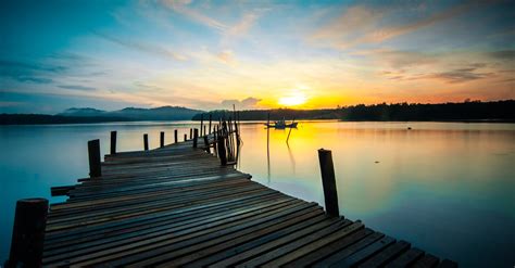 집 밖의 경치 경치가 좋은 고요함 골든 아워 구름 그림 같은 목가적인 목조 도크 물 물이 있는 경치 반사 배경 보드워크 보트 타는 부두 생생한