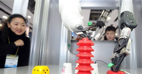 로봇팔로 사탕 선물해요