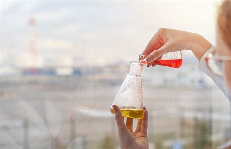 실험실에서 플라스크에서 시약을 혼합하는 소녀 실험실 어시스턴트 여자에 대한 스톡 사진 및 기타 이미지 여자 플라스크 한