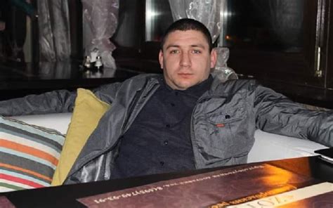 Чоловік прийшов додому коли вже дружина лягала спати Він став кликати її на кухню — подивитися