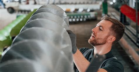 슬라이싱 부품 확인 제복을 입은 남자는 농업 기술의 세부 사항을 개발하는 워크스테이션에 있습니다 사진 Unsplash의 남자 만 이미지