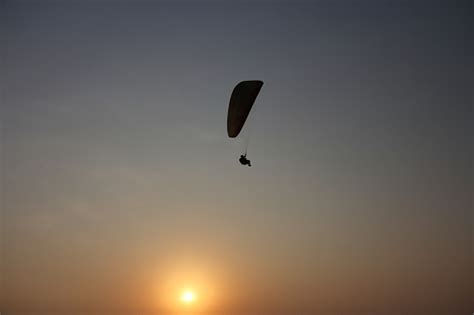 바다와 일몰 또는 새벽의 배경에 대해 글라이더 아름 다운 바다 경치입니다 익 스 트림 스포츠입니다 패러글라이더는 바다 위에 난다