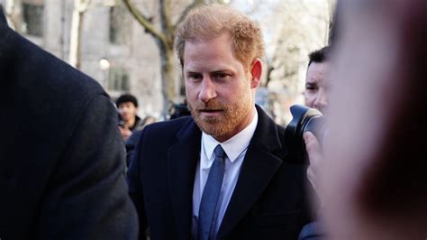 Принц Гарри вернулся в Великобританию и оказался в суде