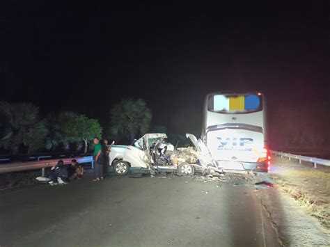 ရပ်ထားသောခရီးသည်တင်ယာဉ်အား Hilux ယာဉ်မှဝင်တိုက်၊ ၄ဦး ထိခိုက်ဒဏ်ရာရ