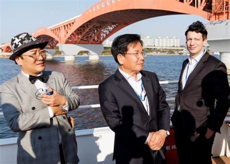 박강수 마포구청장 방송인 마크 테토와 선상 토크쇼