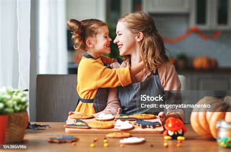 즐거운 할로윈 보내세요 가족 어머니와 딸 휴가 준비 하 고 쿠키를 굽고 가을에 대한 스톡 사진 및 기타 이미지 가을 가족 부엌 Istock