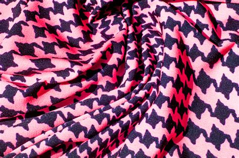 텍스처 배경 패턴입니다 실크 직물 빨간 배경 블랙 다이아몬드의 그리기 개요의 드레스 0명에 대한 스톡 사진 및 기타 이미지 Istock