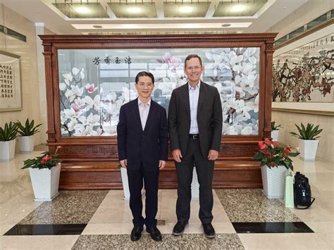 周汉民会长会见美国欧亚集团中国业务总经理华自强 上海公共外交协会
