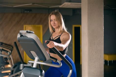 Chica En Forma En Clase De Aeróbicos Señora Haciendo Ejercicio En El