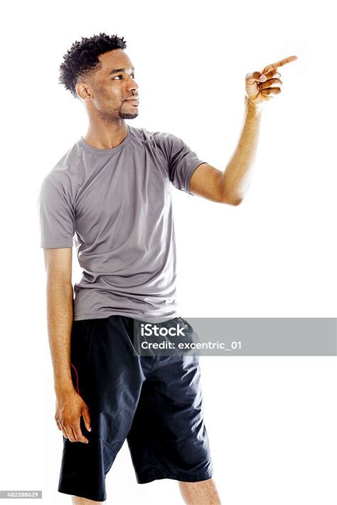 아프리카계 미국 남자 소년은 스포츠 아웃핏 흰색 바탕에 흰색 배경 20 24세에 대한 스톡 사진 및 기타 이미지 20 24세 25 29세 T 셔츠 Istock
