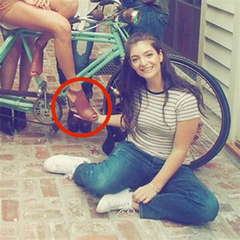 Lorde Why Is Lorde Is Holding Taylor Swifts Foot In This Picture Gq I