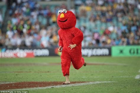 Elmo The Pitch Invader Gets Taken Down At Sydney Rugby 7s Daily Mail