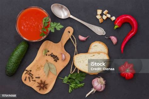 가스파초 토마토 수프를 만들기 위한 야채와 향신료 세트 검은 색 배경 가스파초에 대한 스톡 사진 및 기타 이미지 가스파초