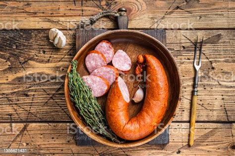 백리향이 있는 나무 접시에 차가운 훈제 소시지를 얇게 썬다 나무 배경 위쪽 보기 0명에 대한 스톡 사진 및 기타 이미지 0명 갈색 건조한 Istock