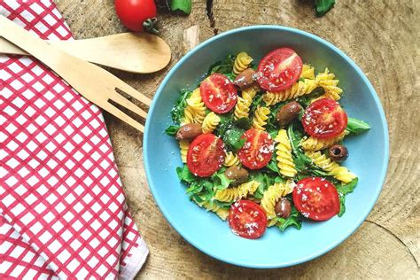 Салата с паста рукола и чери домати Zuzibel Minimalist Baker