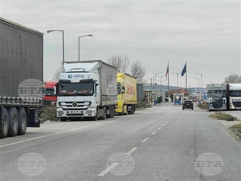 Интензивен е трафикът на граничния пункт „Лесово“ на изход за товарни автомобили Утро