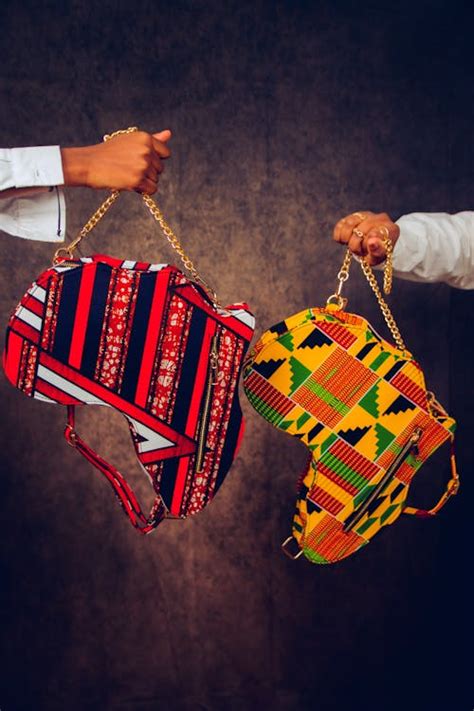 기하학 무늬 다채로운 가방 대담한 색상 독특한 디자인 문화 다양성 문화 유산 문화 패션 문화적 상징주의 문화적 중요성 보헤미안 스타일 선명한 선명한 색상