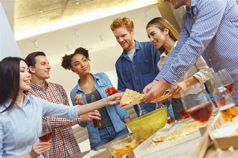 새해 캐주얼을 축하하는 함께 실내에서 즐거운 파티를 하는 친구들의 그룹 가정 생활에 대한 스톡 사진 및 기타 이미지 가정 생활 가정의 방 건네주기 Istock