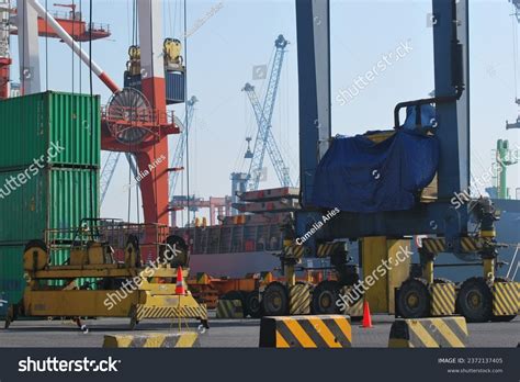 For Lift Container Loading Indonesia Stock Photos 576 Images Shutterstock