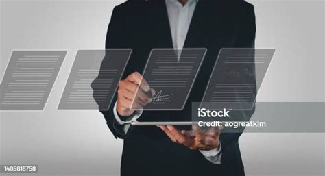 사업가는 전자 전자 서명 데이터 시트 문서 관리 종이없는 사무실 개념에 전자 펜 기호 서명을 사용합니다 디지털 태블릿에 스타일러스 펜 서명 전자 문서를 사용하는 사업가 전자