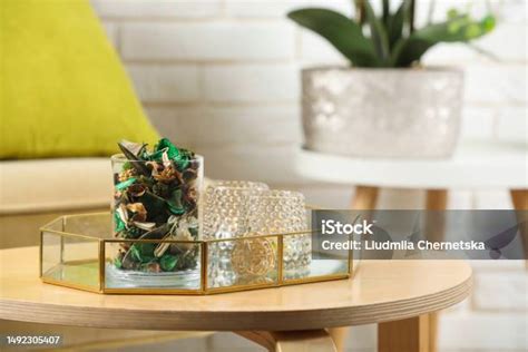 말린 꽃의 향기로운 포푸리와 실내 나무 테이블에 다양한 장식 요소가 있는 유리병 텍스트를 위한 공간 0명에 대한 스톡 사진 및 기타 이미지 Istock