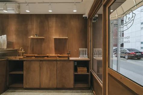 귀여운 어닝 간판 우드톤 부산 14평 베이커리 인테리어 부산 수영구 광안동