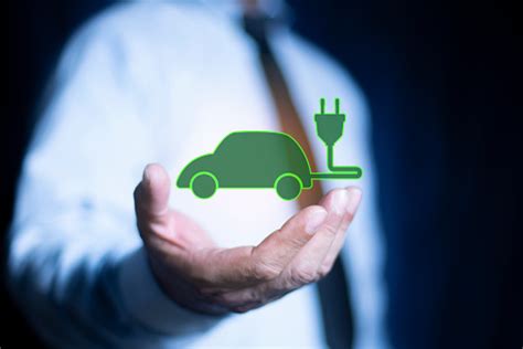 사업가 홀드 플러그 아이콘 기호가 있는 전기 자동차 Ev 자동차 에너지 절약 및 미래 기술을 위한 친환경 하이브리드 차량 충전 개념에 대한 스톡 사진 및 기타 이미지