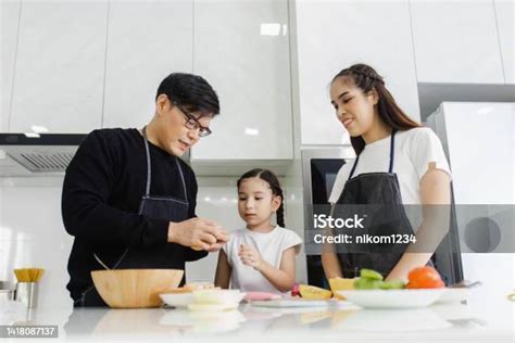 집에서 요리하는 아시아 가족 행복한 가족은 부엌 가정 레크리에이션과 주말 식사 준비에서 함께 요리합니다 20 24세에 대한 스톡