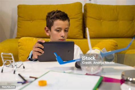 플라스틱과 종이에서 Diy 장난감을 만드는 방법 인터넷에서 학습 8 9 살에 대한 스톡 사진 및 기타 이미지 8 9 살 Diy 개성 개념 Istock