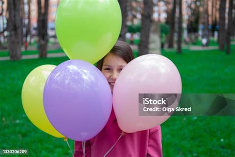 예쁜 트위든 십대 갈색 머리 소녀 에 핑크 들고 다채로운 열기구 야외 파티 생일 개념 여름철 행복한 아이들 홀리데이 여름 방학