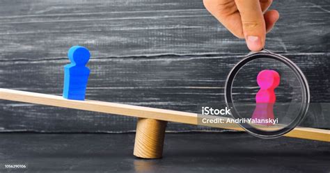 한 남자와 비늘에 여자의 숫자 불평등의 개념 남자와 여자는 무게에 균형 성별 임금 격차 이혼입니다 법원에서 재산의 사단입니다 가족의 사회적 역할 개념에 대한 스톡 사진 및