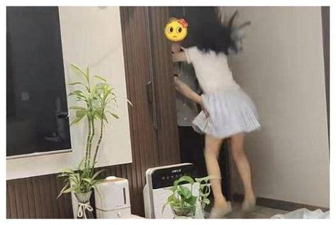 少女和父亲举止亲密遭网友吐槽母亲平时还有亲亲抱大腿呢 女儿 父女 男士