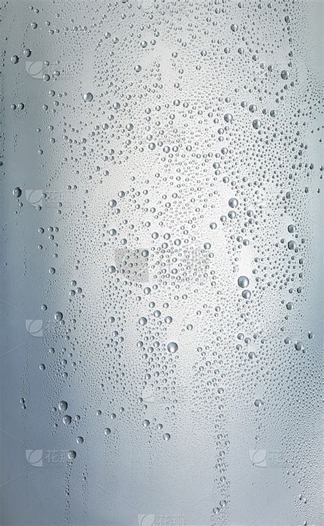 水滴在蓝色的玻璃表面上