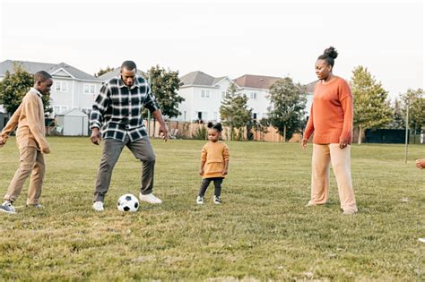 야외에서 축구를 하는 두 명의 어린 아이들과 함께 하는 가족 10 11세에 대한 스톡 사진 및 기타 이미지 10 11세 2 3 살 30 34세 Istock