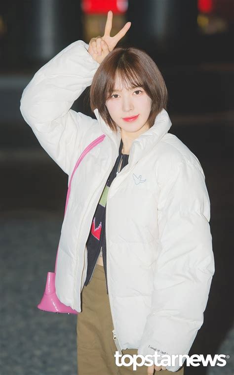 [hd포토] 레드벨벳 웬디 핫팩을 붙여주고 싶은 빼꼼 배 노출 웬디의 영스트리트 출근길 네이트 연예