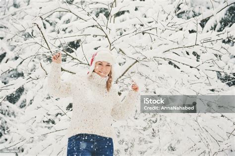 행복한 성숙한 여자 즐기는 좋은 겨울 날 따뜻한 흰색 풀오버와 모자를 입고 눈 아래에 서 12월에 대한 스톡 사진 및 기타 이미지 Istock