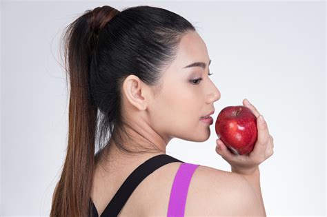 아시아 건강 체육 스포티 소녀 훈련 후 레드 애플 흰색 배경에 대해 서 매력적인 웃는 여자 건강관리와 의술에 대한 스톡 사진 및 기타 이미지 Istock