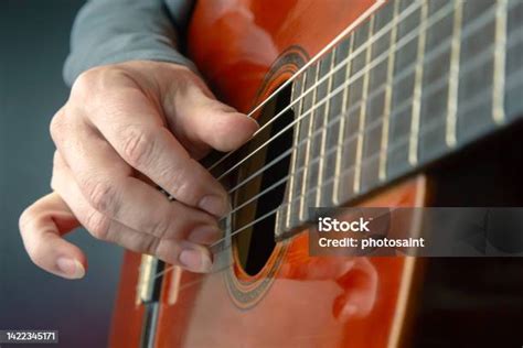 남자는 클래식 기타를 연주합니다 현악기 클래식 기타를 연주하는 음악가의 손 기타 연주자에 대한 스톡 사진 및 기타 이미지 기타 연주자 손 Classical