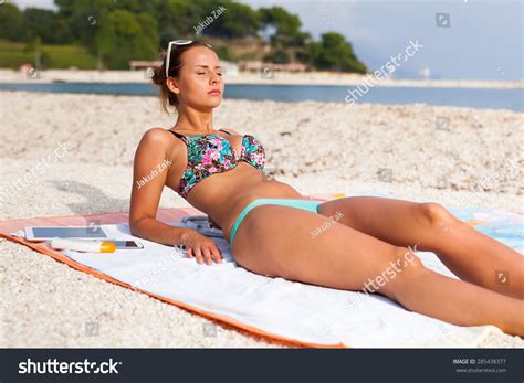 Pretty Girl Lying On Beach Sunbathing Foto Stok 285438377 Shutterstock
