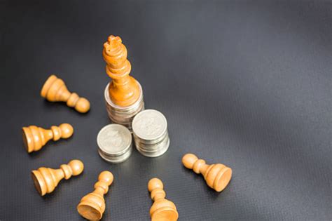 금화 더미에 나무 체스 왕과 어두운 배경에 흩어진 폰 돈 리더십 성공 풍요 로움 사람 관리의 개념 힘 복사 공간 은행업무에 대한