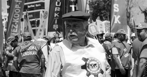 집 밖의 3월 거리 사진 결속 군중 그레이 스케일 사진 그레이스케일 그룹 기록한 것 깃발 남자 노인 데모 도시 도시의 랠리 문화 배너 불안